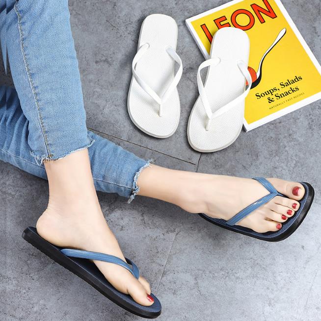 Monochrome flat comfortable flip flops